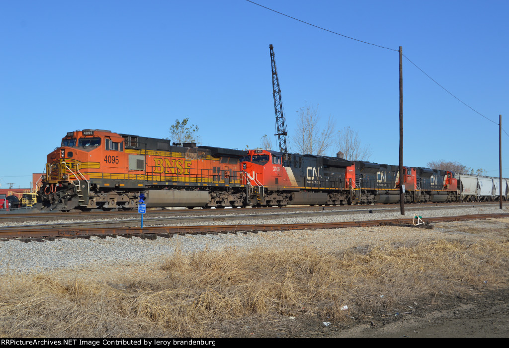 BNSF 4095 with the GALTUL tied down by the ns yard